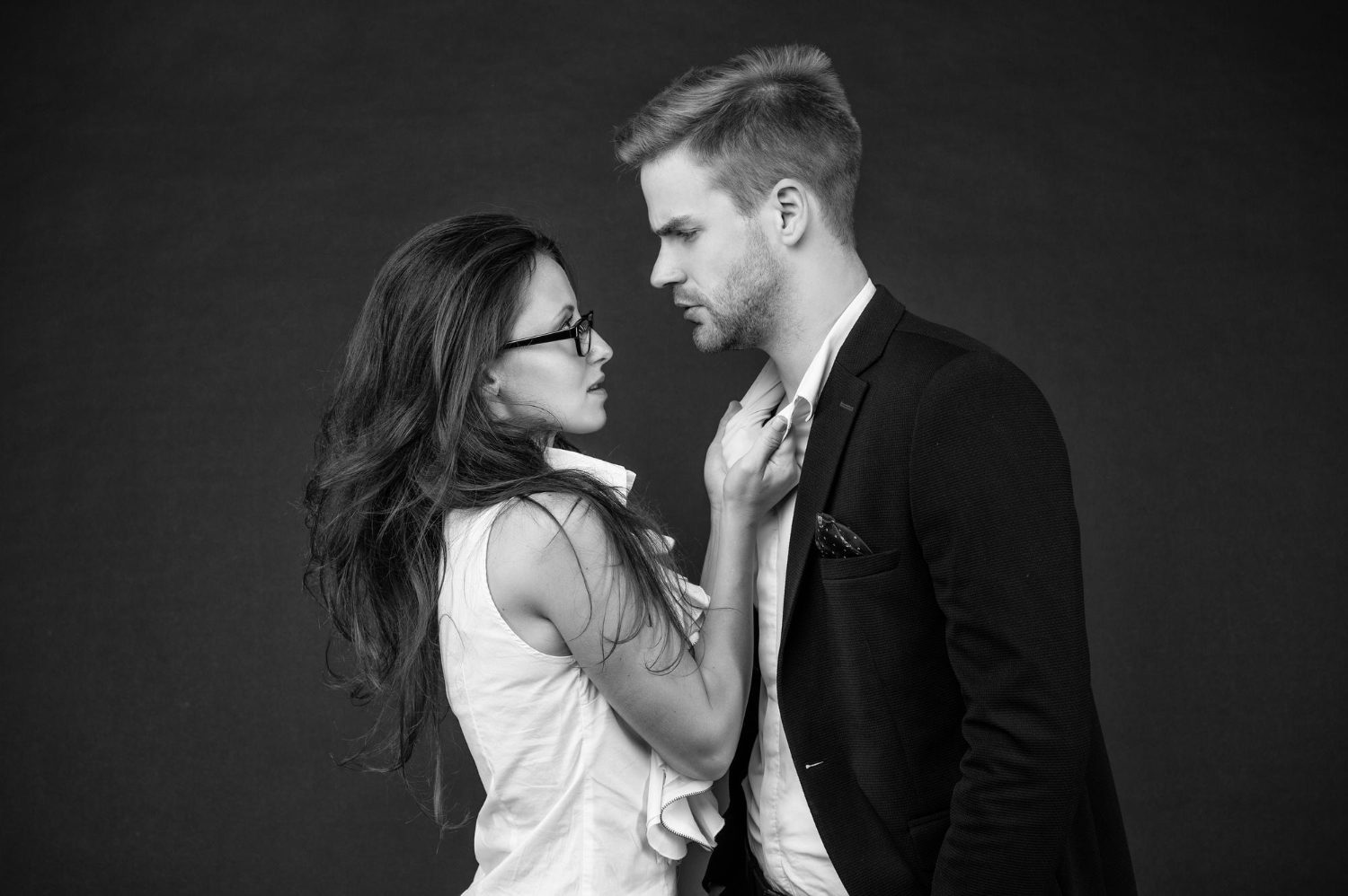 8 Clear Signs A Married Woman Wants You To Make A Move - SeductionMasterMind