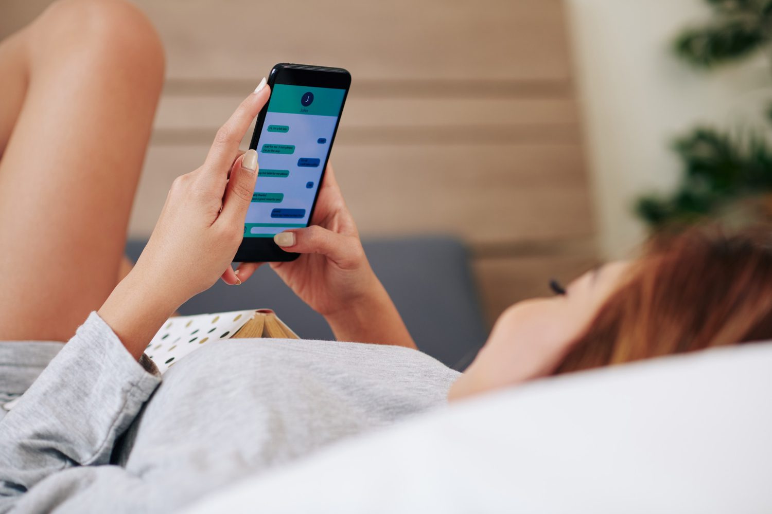 How To Ask A Girl Out Over Text — Without Looking Awkward Or Desperate - SeductionMasterMind